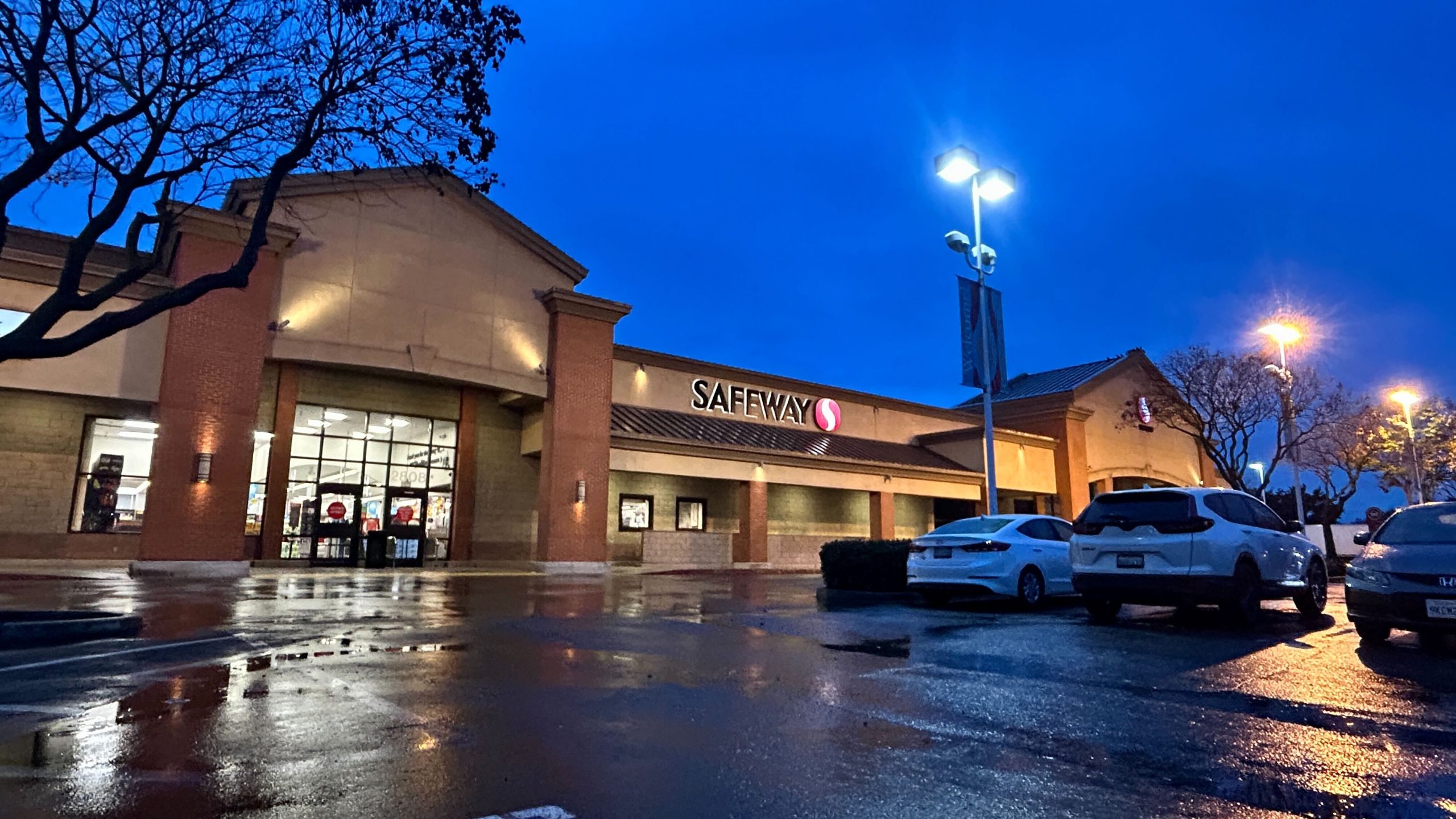 Man wounded outside store in second shooting on Country Club Blvd. in a ...